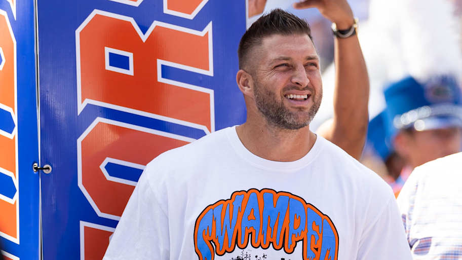 Watch Tim Tebow walk Morgan Wallen out for concert in the swamp