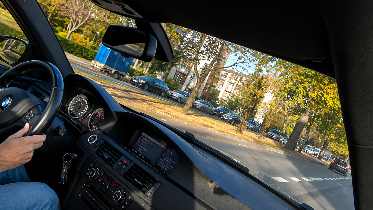 Aan boord van de BMW M3 E92 V8 op hoge toeren in het verkeer