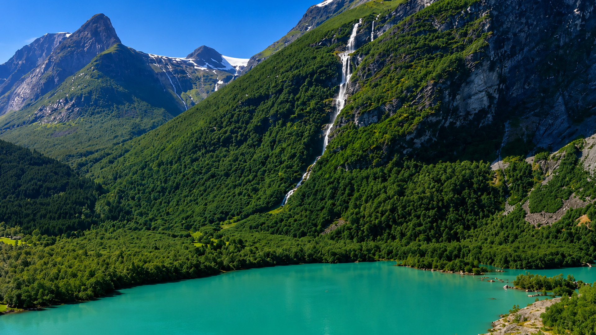 Une cascade qui tombe des hautes falaises de Norvège