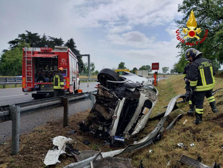 Carugate, vettura si ribalta sulla tangenziale: soccorso un automobilista