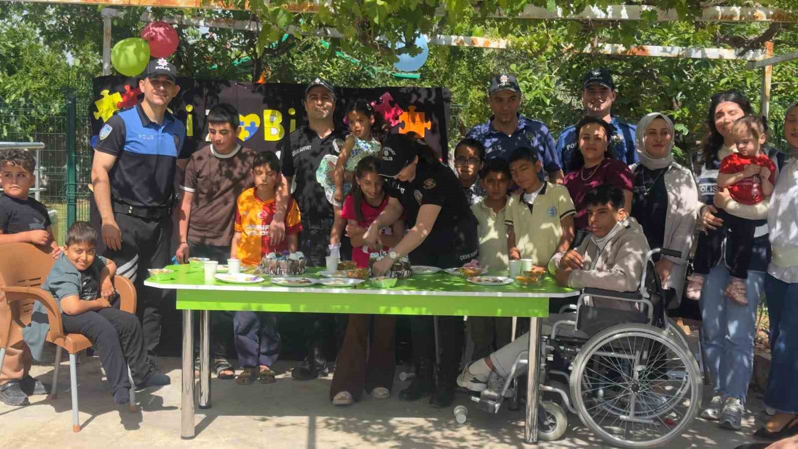 Polislerden çocuklara pasta sürprizi