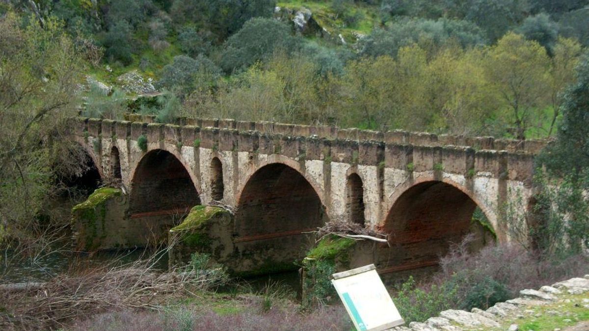 El curioso nombre de este puente alude a unas figuras que decoran una ...