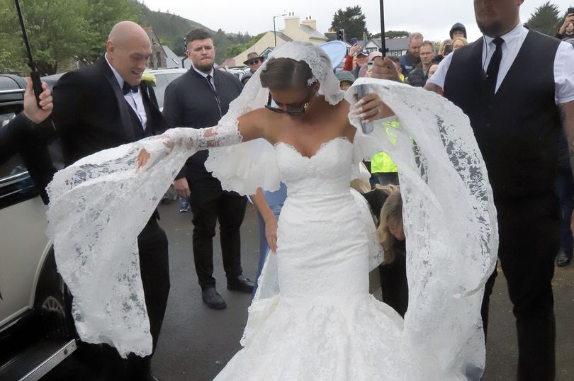 Venezuela Fury, 16, marries fiancé, 19, in giant white wedding dress ...