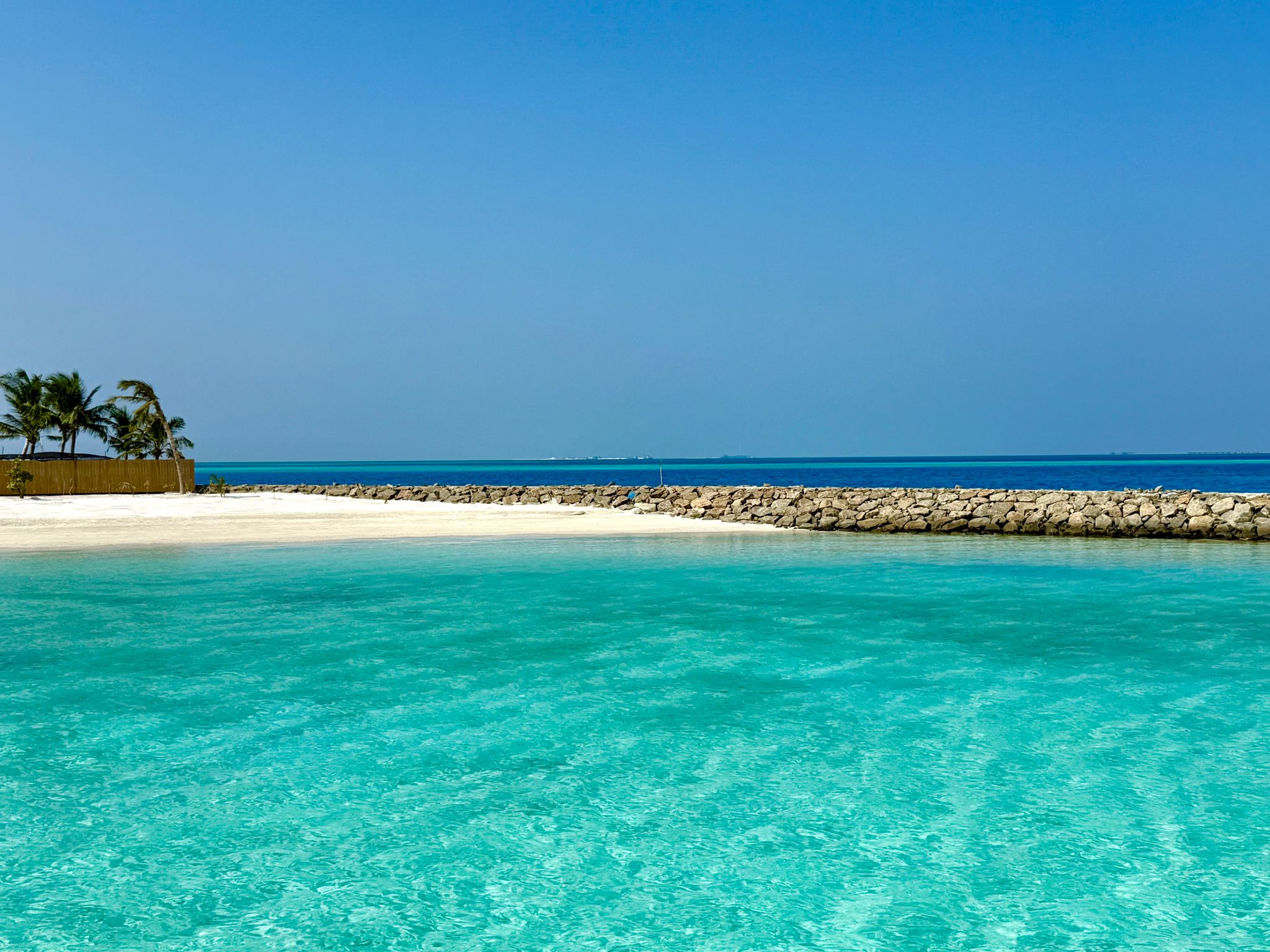 Maldives diver dies searching underwater cave for Italian victims