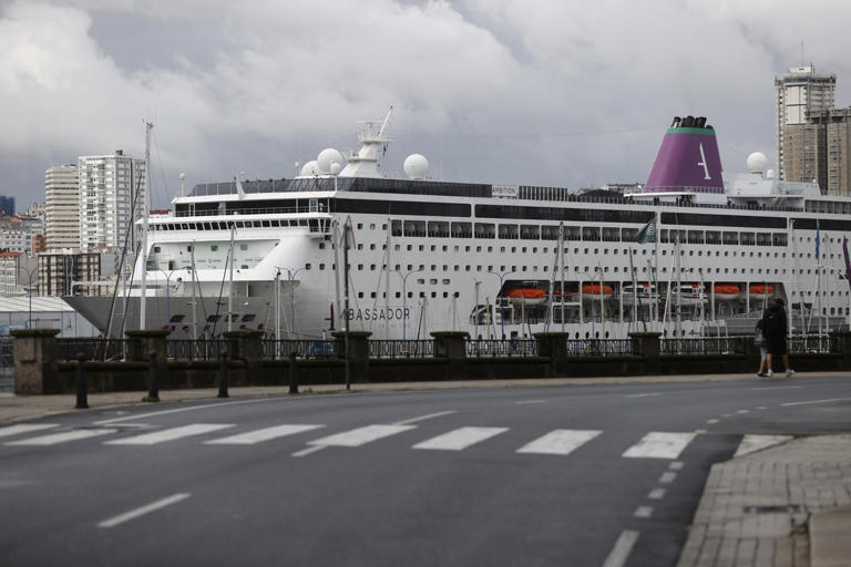 Atraca en A Coruña el crucero 'Ambition', afectado por un brote masivo ...