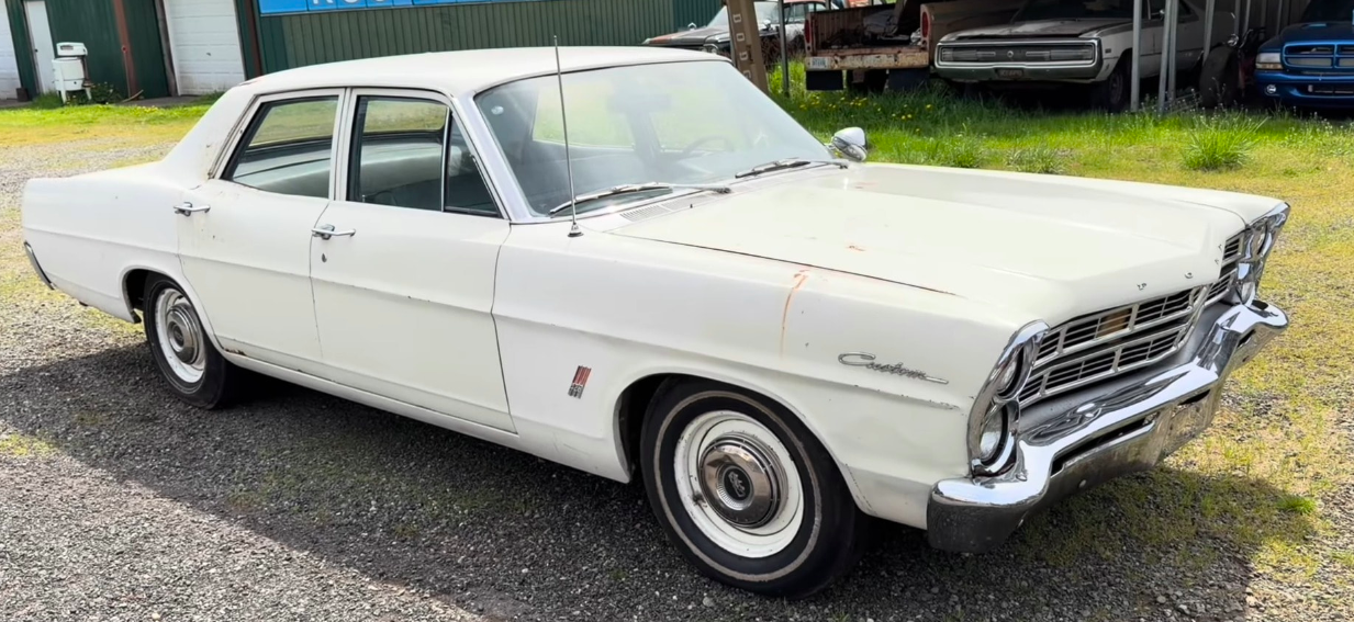 Cette Ford Custom de 1967 est la voiture de police discrète par excellence