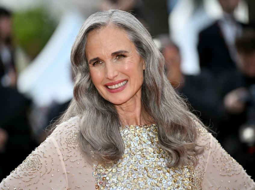 Photos that prove gray hair is actually beautiful – these transitions ...