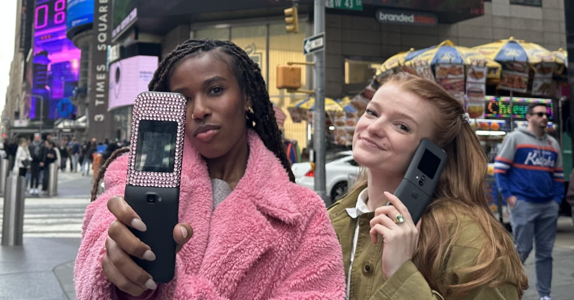 We traded our smartphones for flip phones for 4 days—and learned that ...