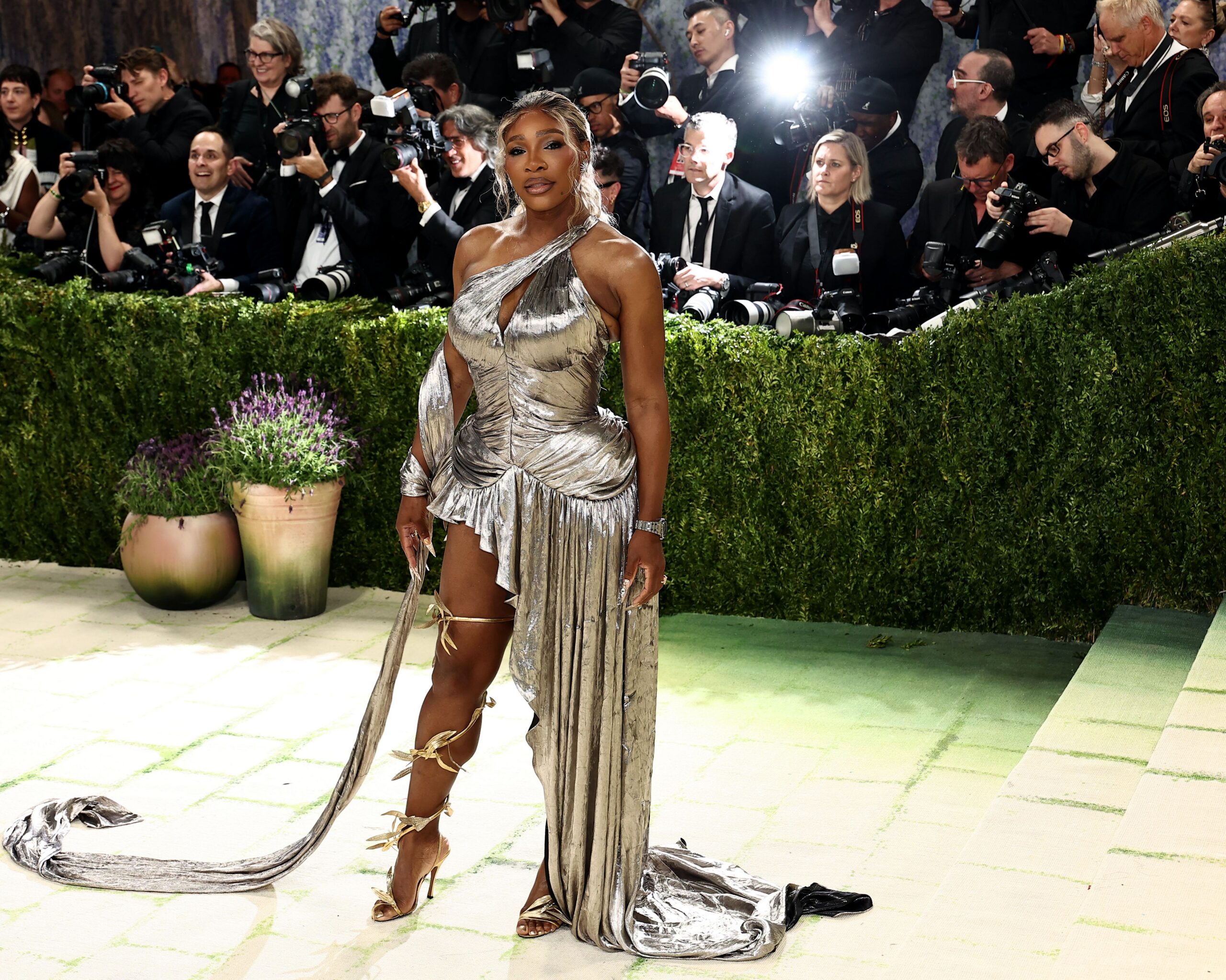 Serena Williams just turned a gold thigh cuff into a must-have accessory