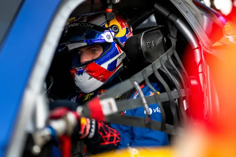 Live | Verstappen Racing strijd om koppositie in 24 uur van de Nürburgring