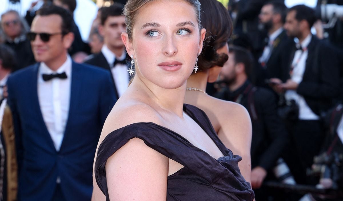 Helena Bailly en robe drapée au Festival de Cannes pendant que Pierre ...
