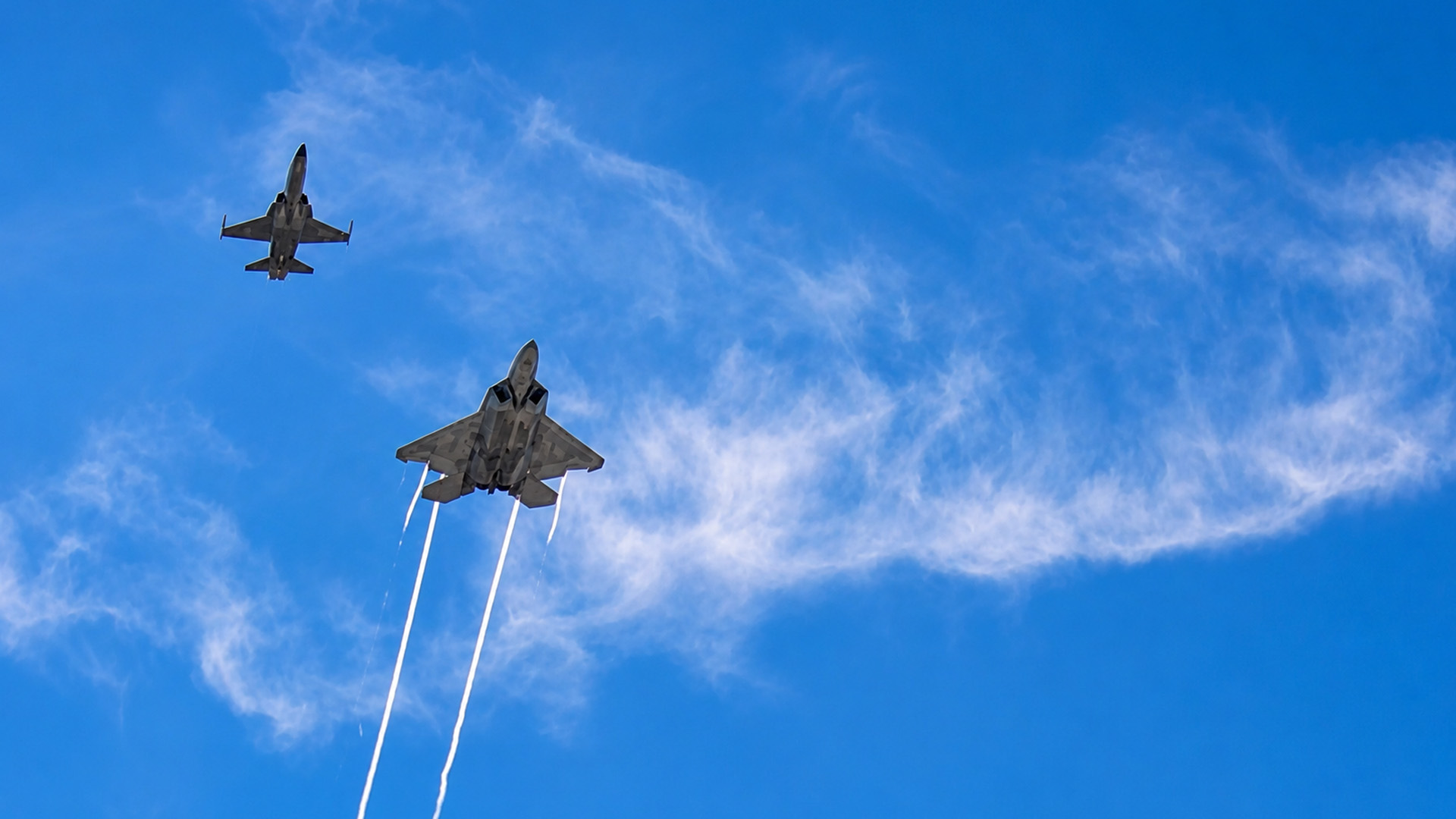 Le F-22 Raptor réalise des manœuvres impressionnantes au-dessus de Fort ...