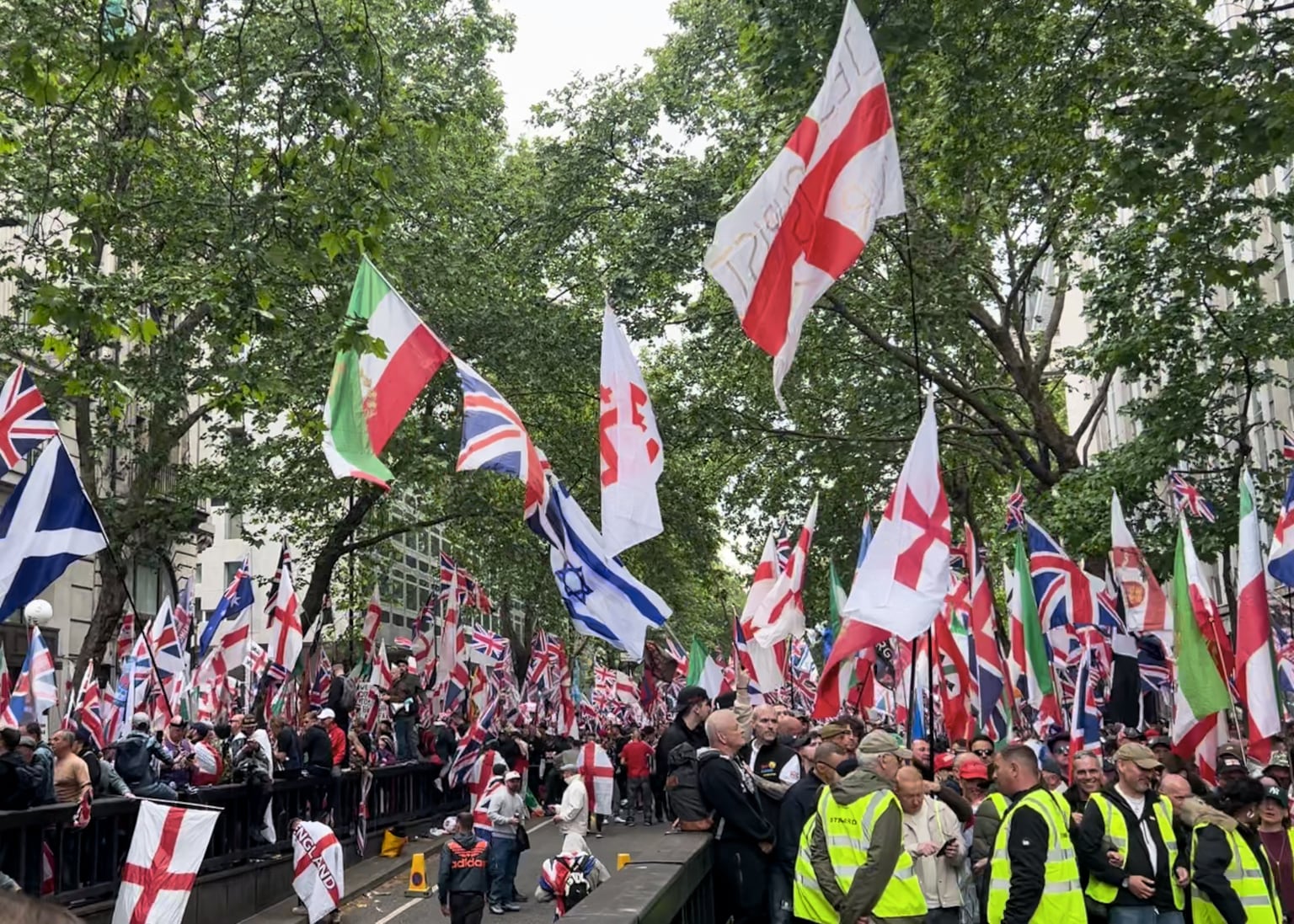 Tommy Robinson’s march and pro-Palestine protest both under way in London