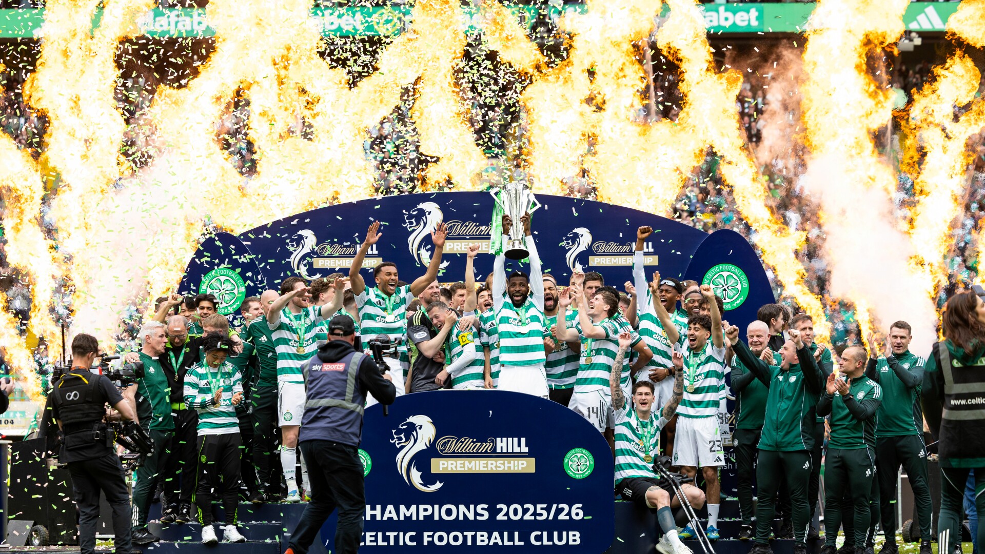 Celtic win title in dramatic fashion on the final day to deny Hearts ...