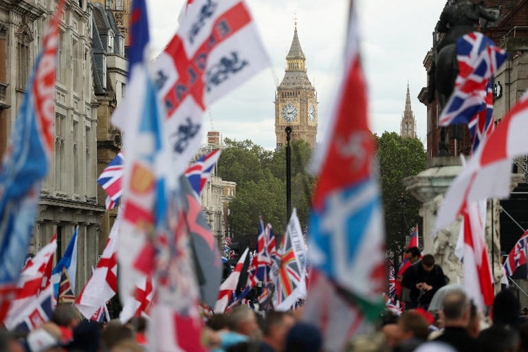 Tens of thousands march in London in separate immigration, pro ...