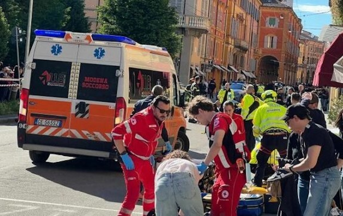Modena, investe i pedoni, poi tenta la fuga e accoltella un passante ...