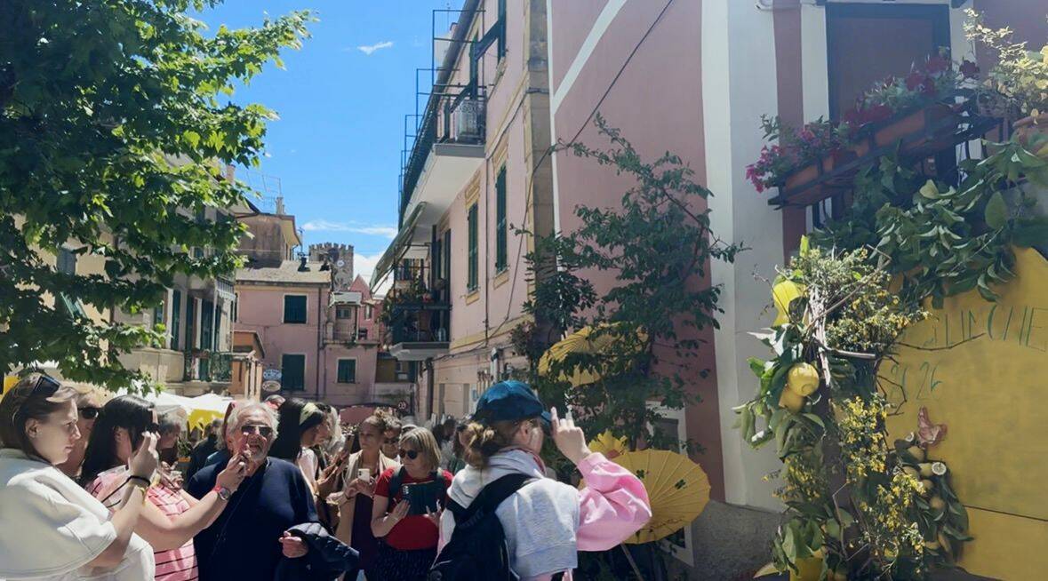 Monterosso festeggia i suoi limoni: quest’anno il più grosso pesa 590 ...