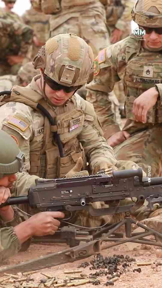 This is how US Marines unleash machine guns and Carl Gustaf systems