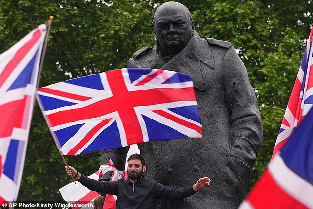 Protesters light flares on Churchill statue as Met arrests 31 in rival ...