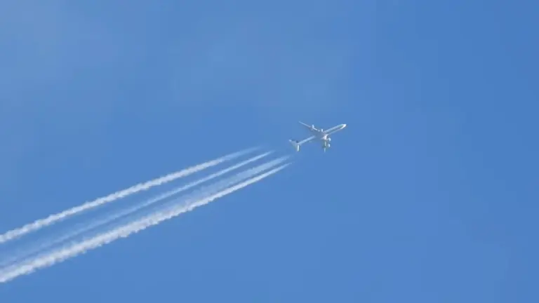 Pilot explains why planes can't fly higher than 40,000ft despite ...