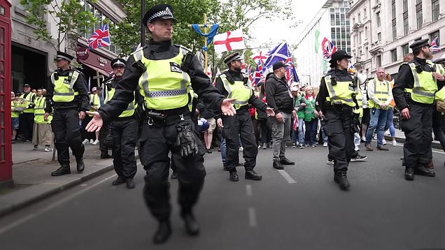 Tommy Robinson's march and pro-Palestine protest both under way in London