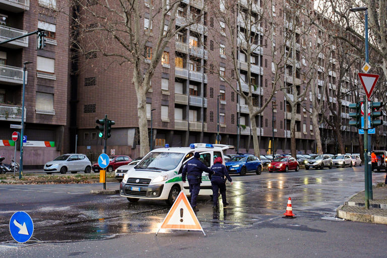 Auto investe coppia a Milano, morto marito e moglie gravissima