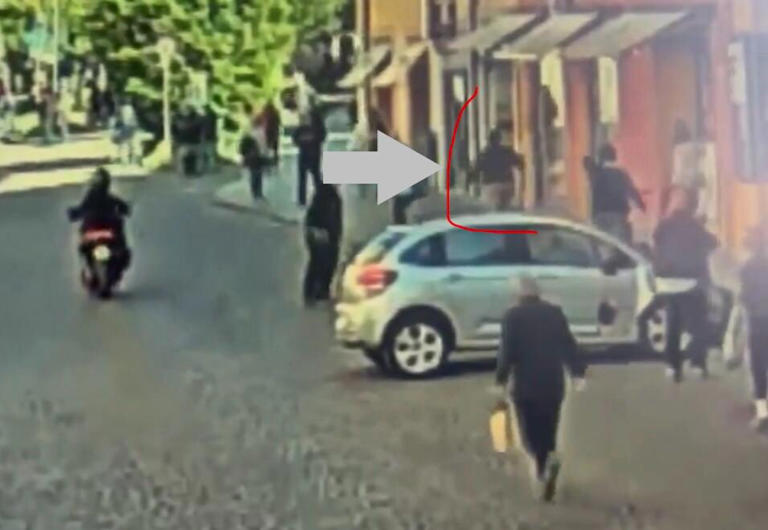 Auto sulla folla a Modena, otto feriti. L'investitore accoltella un ...