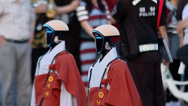South Korea: Thousands watch robot monks march through Seoul’s historic ...