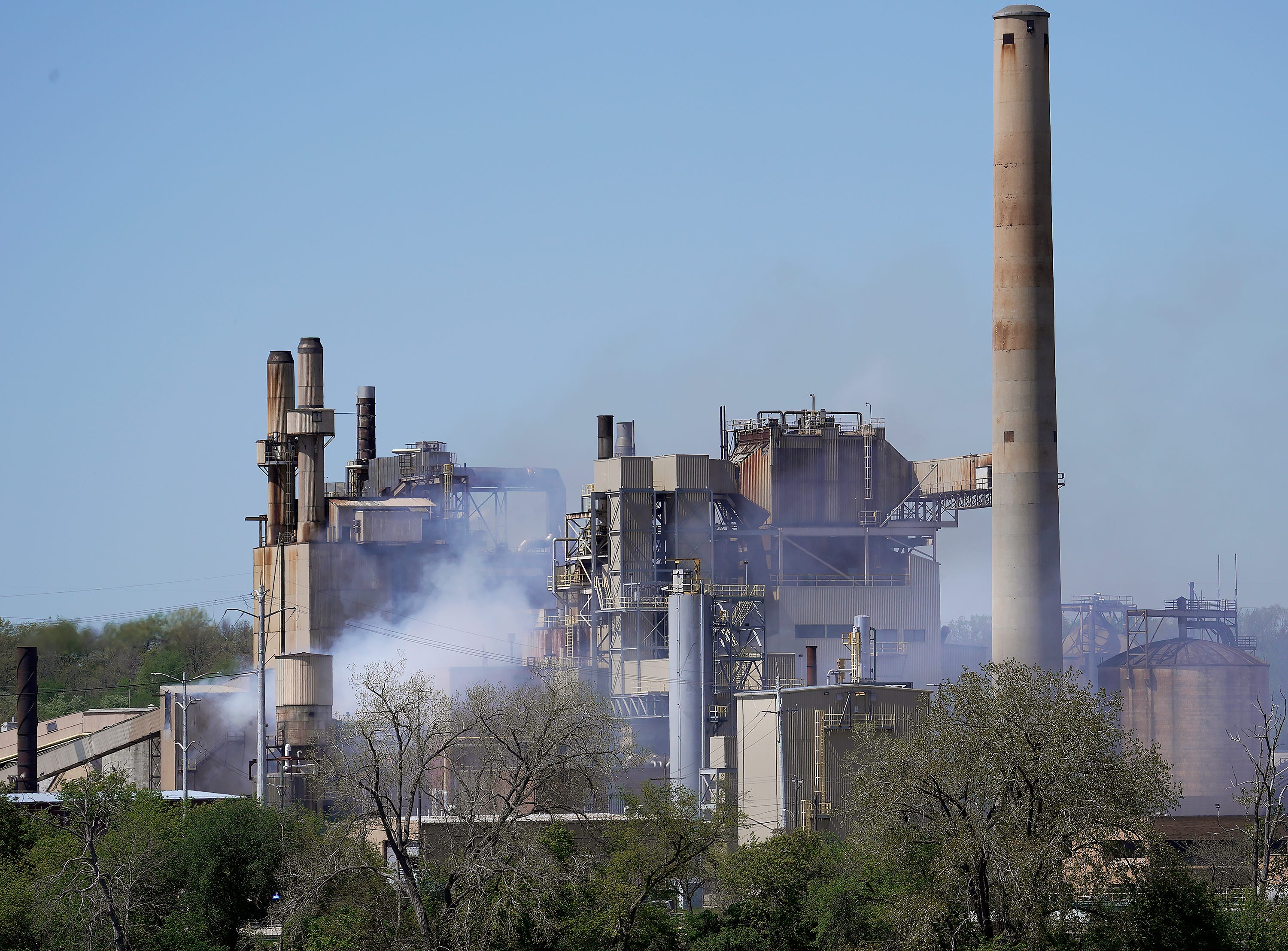 Large fire breaks out at Ahlstrom-Munskjo Thilmany Mill in Kaukauna
