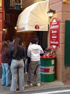 ‘Santa’: Sayf inaugura il bar di famiglia; una folla ad attenderlo