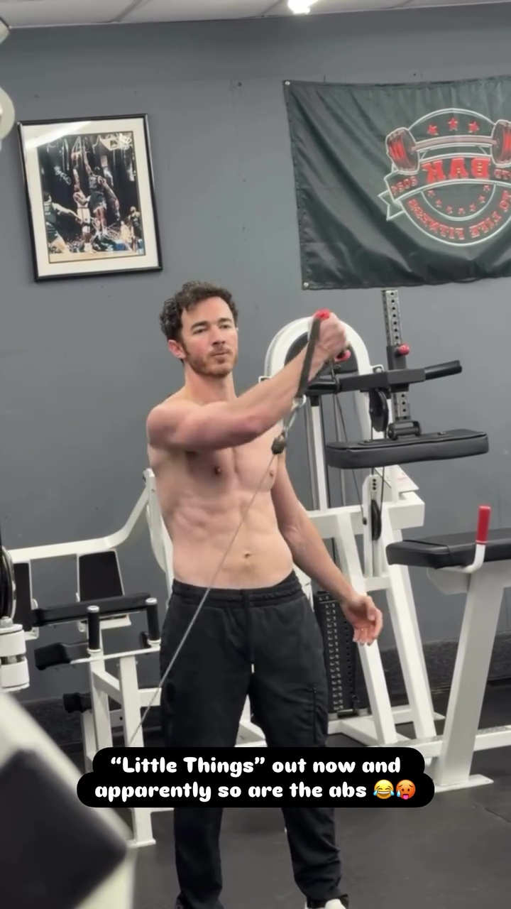 Kevin Jonas shows off shocking shredded physique in gym video