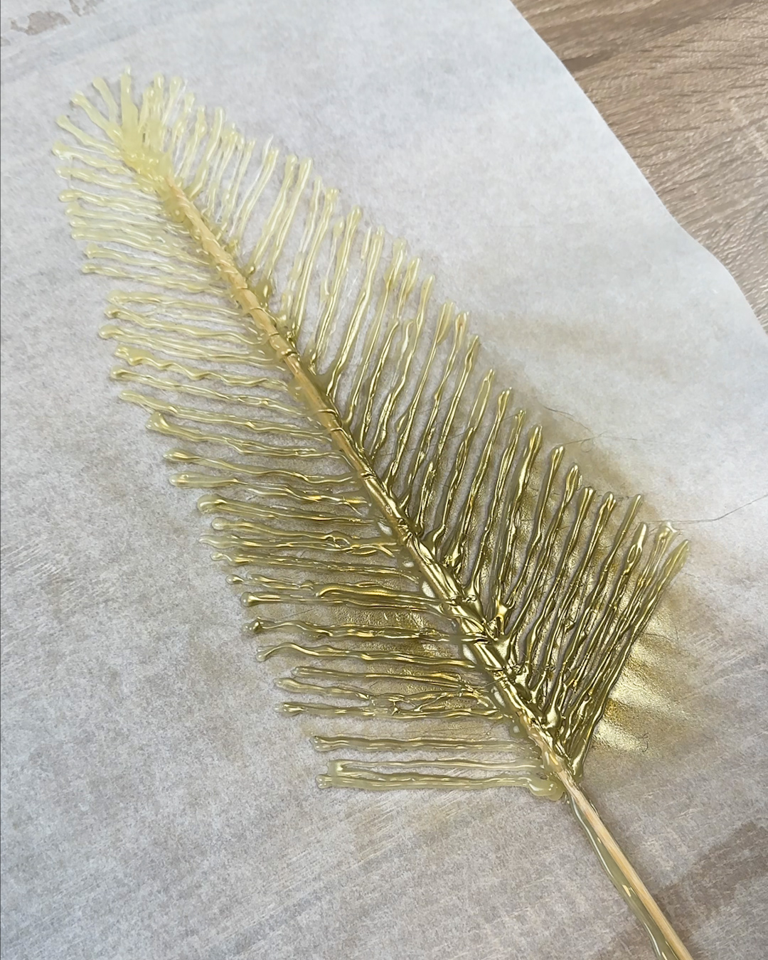Creando impresionantes hojas decorativas con pegamento 🌿