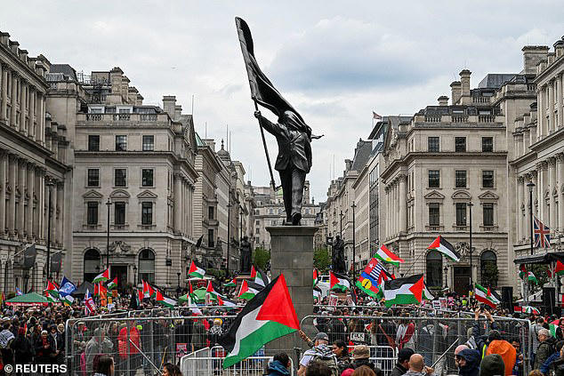 Protesters light flares on Churchill statue as Met arrests 31 in rival ...