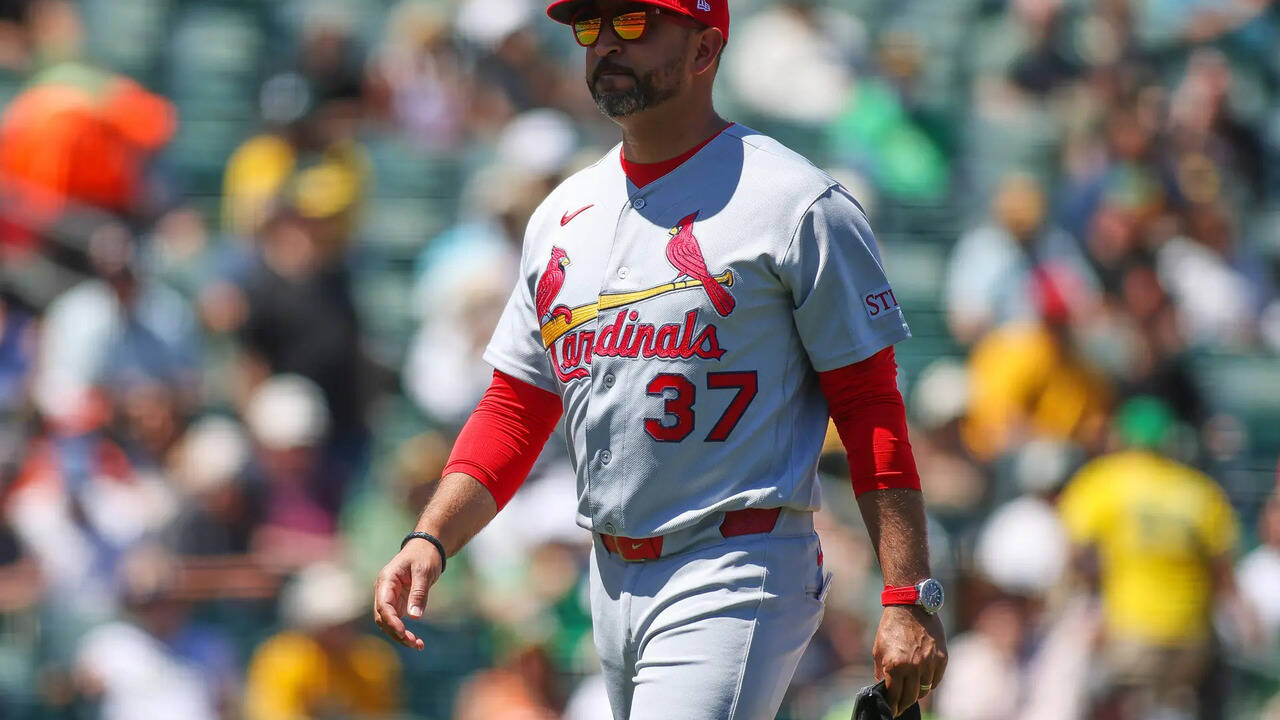 Cardinals manager offers tickets for fans to continue shirtless celebration