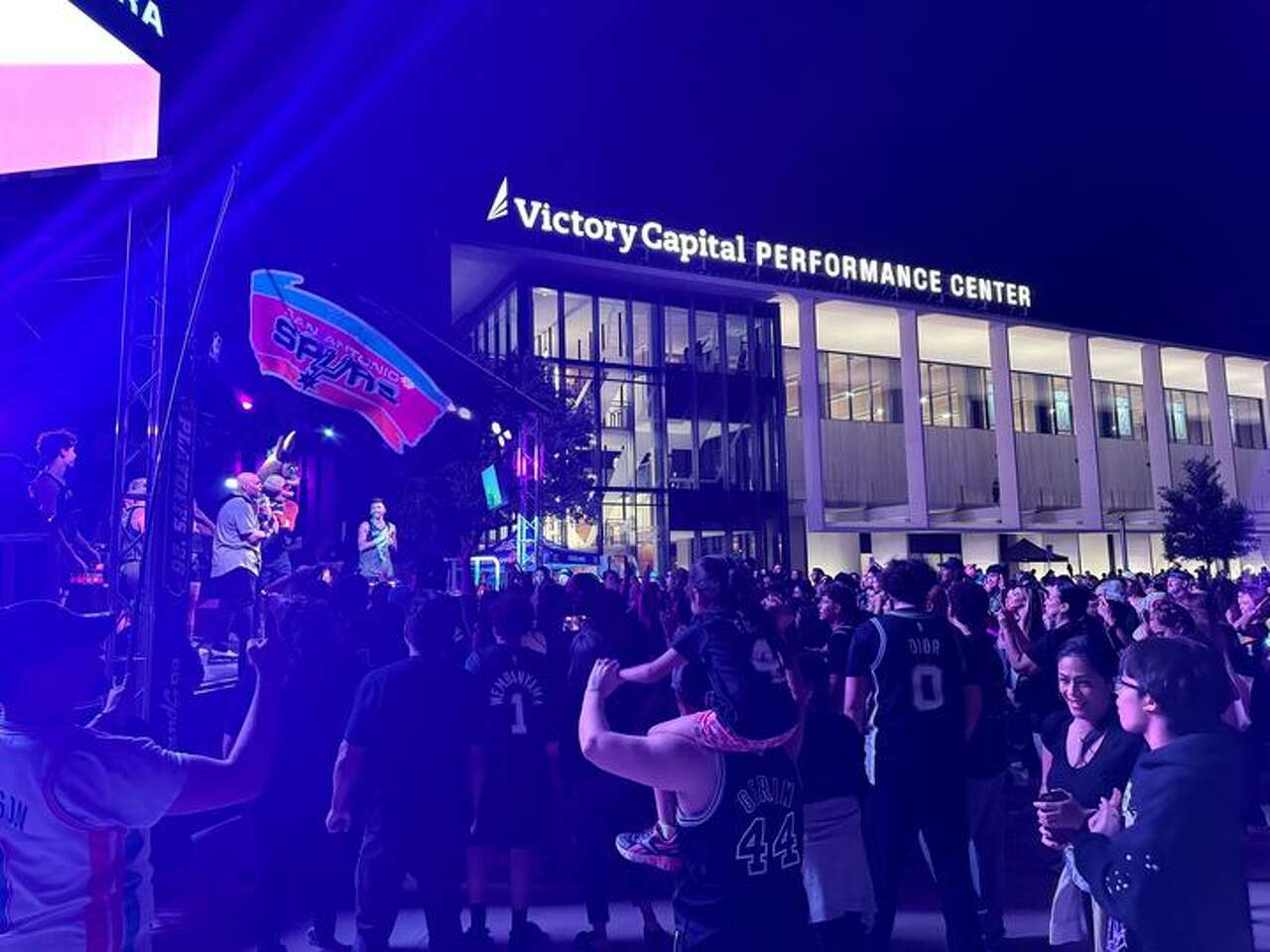 Spurs fans erupt at The Rock after San Antonio clinches Western ...