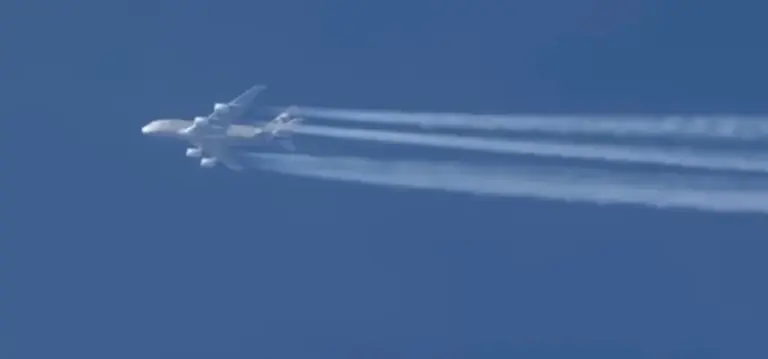Pilot explains why planes can't fly higher than 40,000ft despite ...