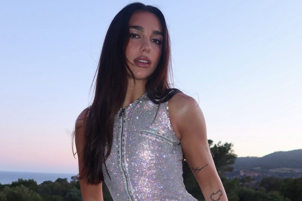 Dua Lipa usa look de noiva desfilado por Kate Moss em 1995 para a Versace