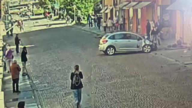 Modena, il video dell’auto che travolge i pedoni: immagini drammatiche