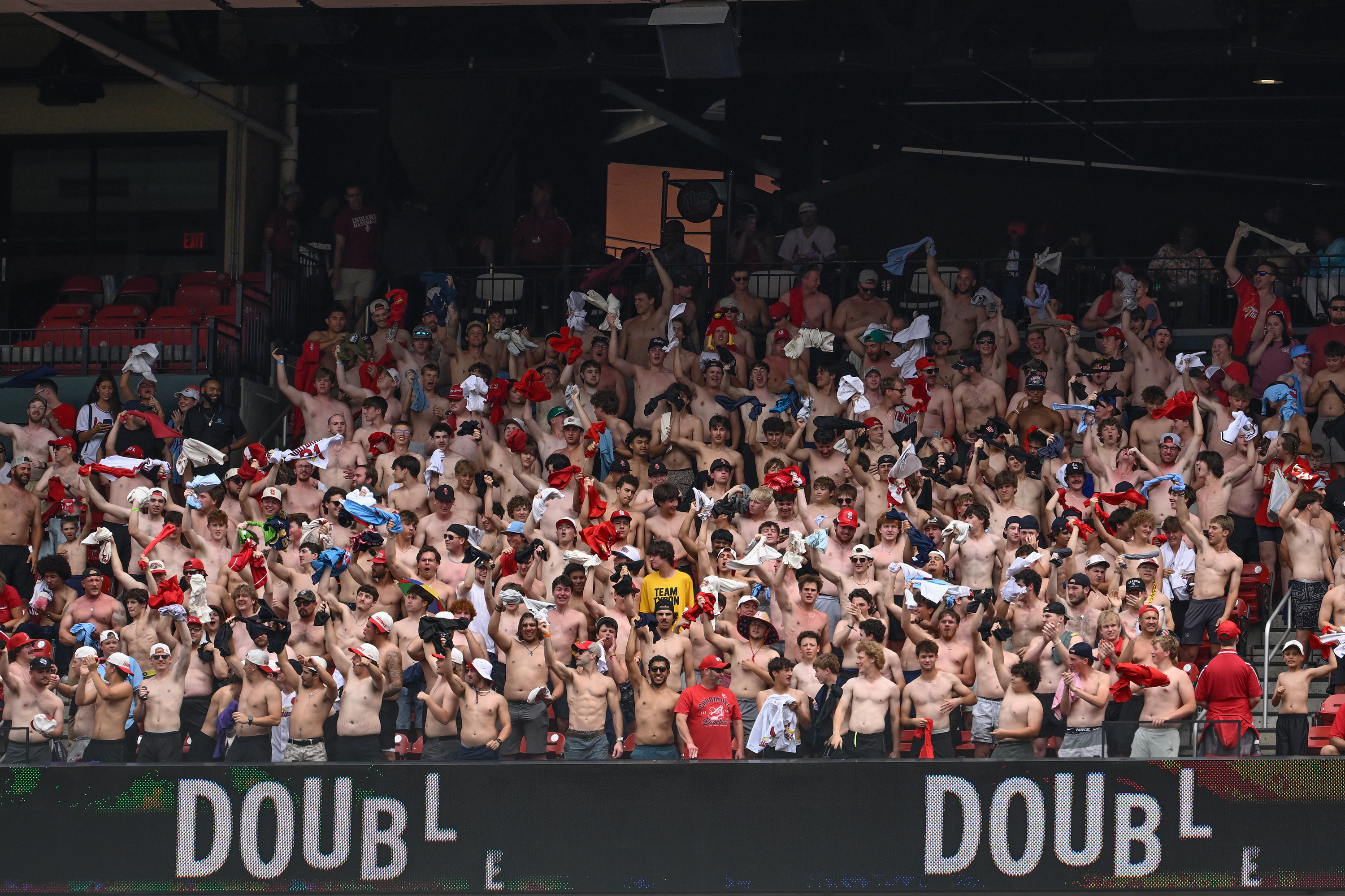 'Tarps off' trend fires up Busch Stadium during Cardinals' winning ...