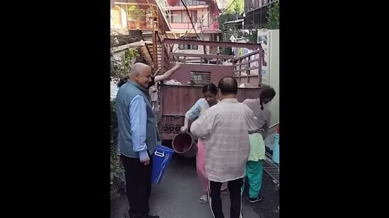 Sanitation workers’ strike: Shimla mayor rolls up sleeves to keep Queen ...
