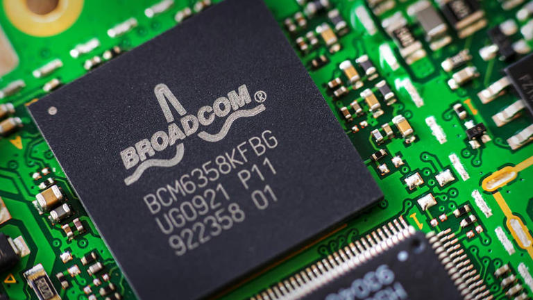 5-star analysts reset Broadcom stock price target