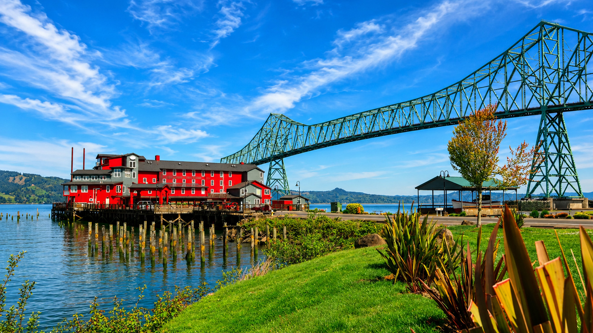 Discover the port of Astoria Oregon on the Columbia River (4K)