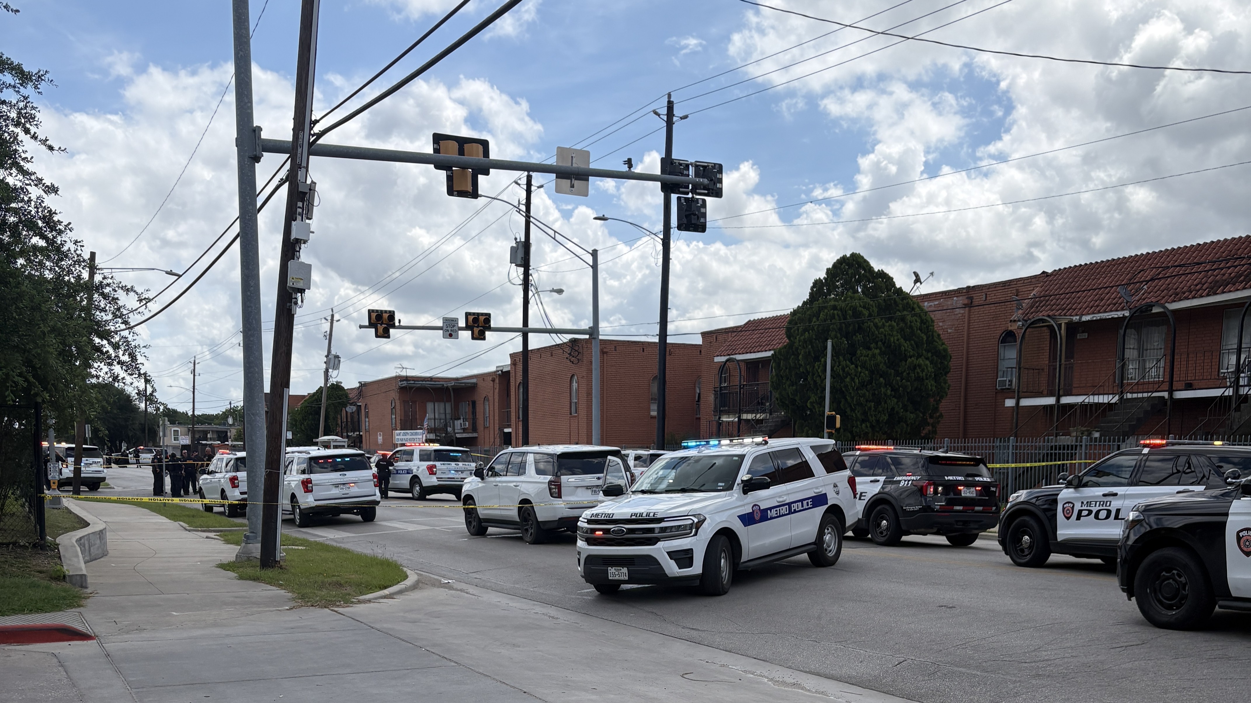 Knife-armed man trying to board bus in SE Houston dies after police ...