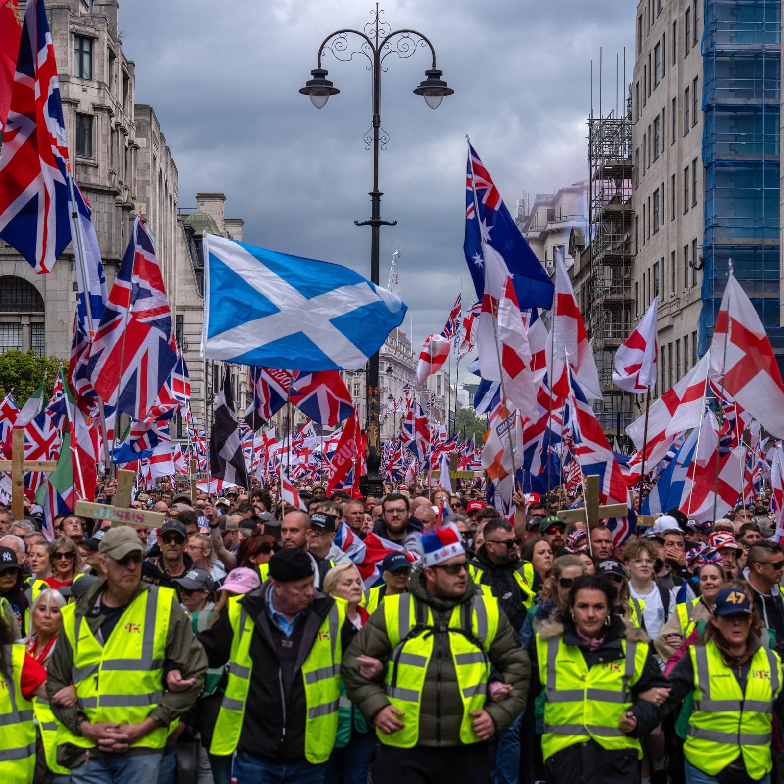 Thousands march in "Unite the Kingdom," far-right rally in central London