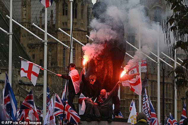 Protesters light flares on Churchill statue as Met arrests 11 in rival ...
