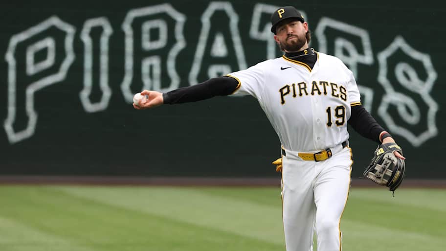 Pirates make interesting outfield change before Phillies game