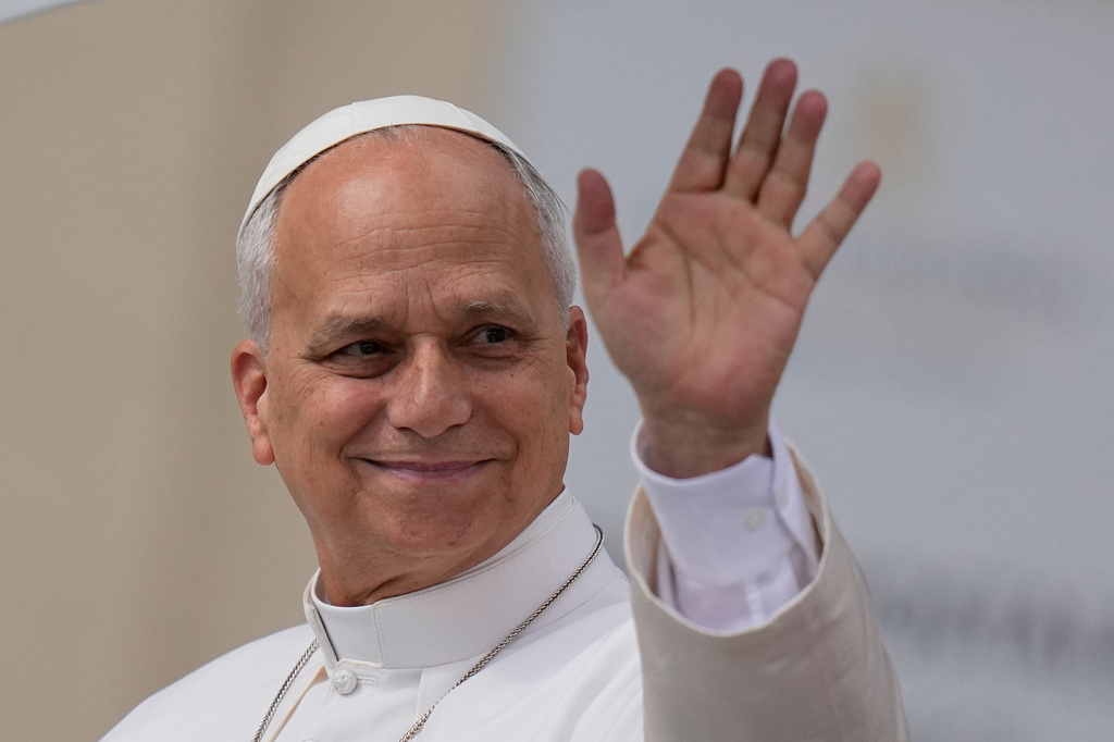 Pope Leo does '6-7' trend for children at the Vatican