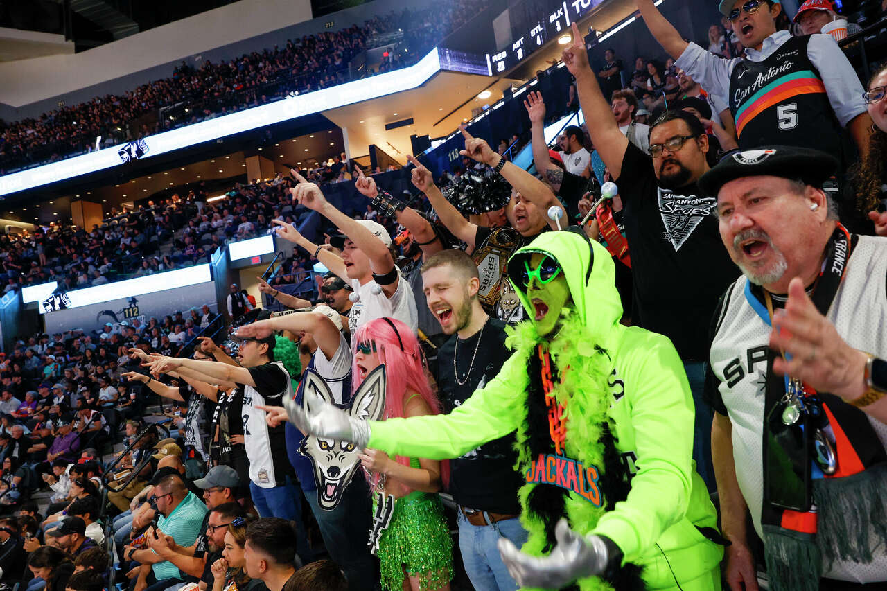 Here's how you can greet the San Antonio Spurs at the airport Saturday