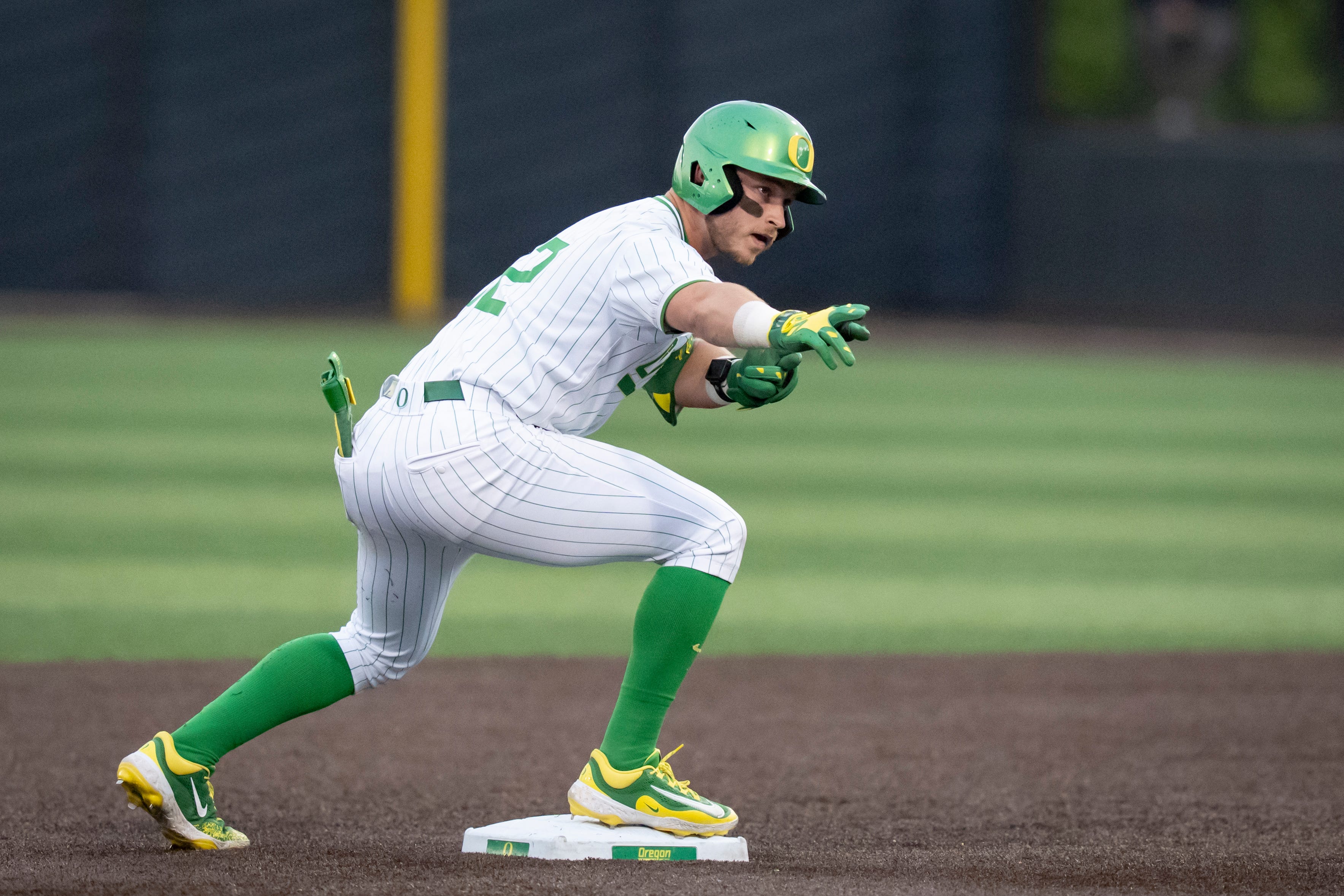 Mabeus' 14th-inning walk-off bunt lifts Oregon to series victory over USC