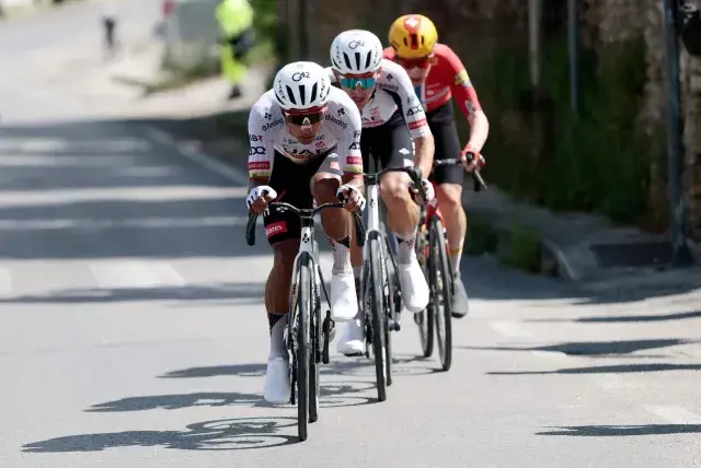 Egan Bernal se mantiene firme tras la difícil etapa 18 del Giro de ...
